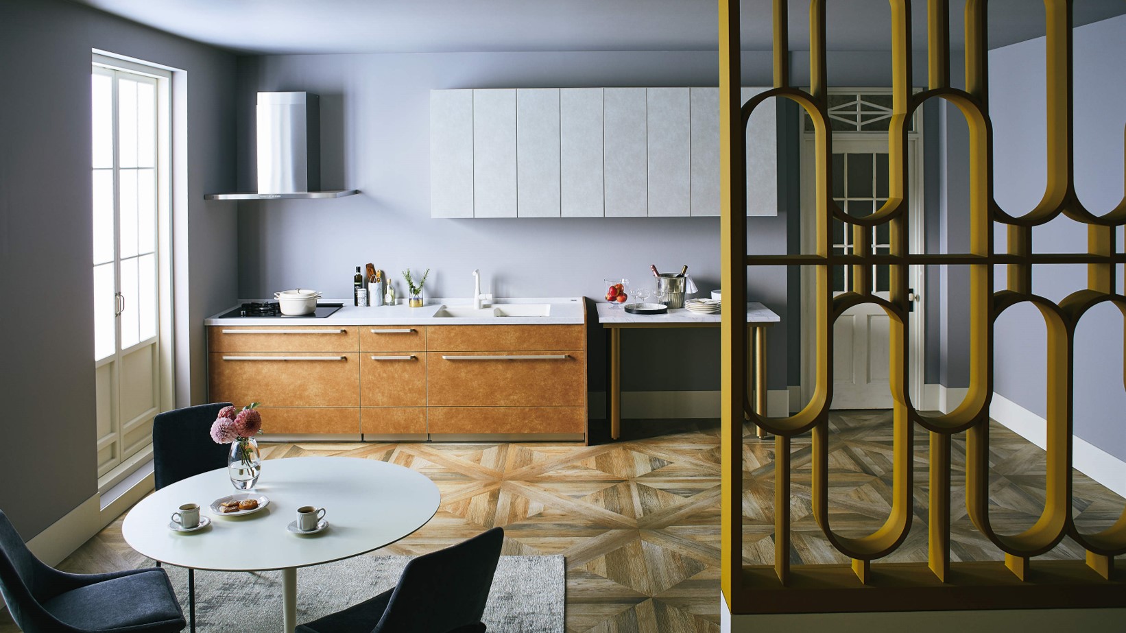 ヴィンテージ感のあるキャメルカラーのレザー調扉 | いつかキッチンを選ぶ日に。｜クリナップ