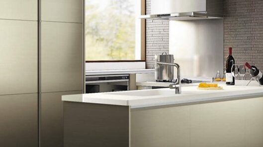 ゲストや家族との一体感が得られるフラット対面L型 | いつかキッチンを選ぶ日に。｜クリナップ