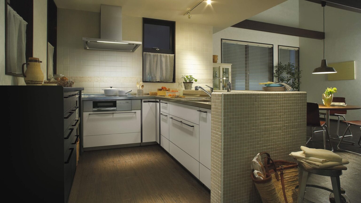タイルが印象的なカフェ風キッチン | いつかキッチンを選ぶ日に。｜クリナップ