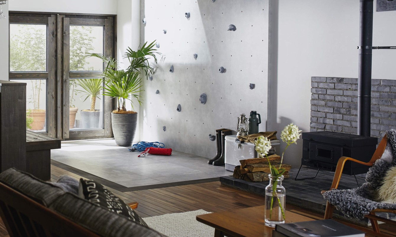 木目の鏡面扉でシックな空間 | いつかキッチンを選ぶ日に。｜クリナップ